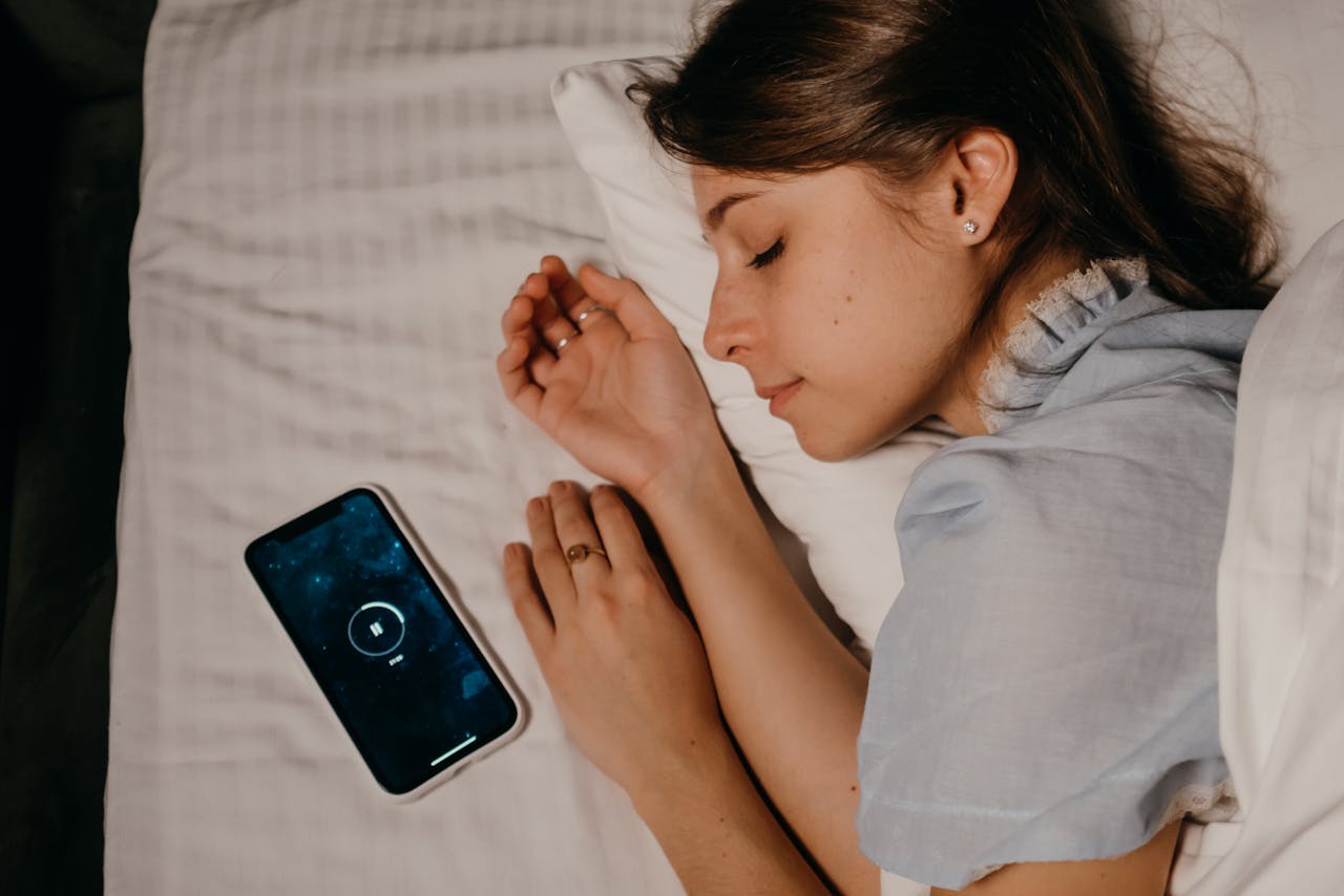 Overnight smartphone use can disrupt adolescent sleep | Winston Center
